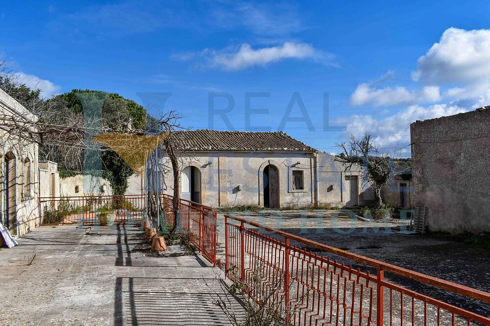 Baglio del Massaro, antico baglio da restaurare a Noto in vendita